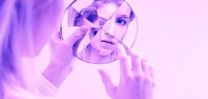 11 Symptoms Of A Self-Loathing Mindset (+ How To Overcome It)