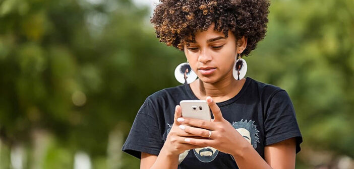 How To Ask A Guy Out Over Text (+ 12 Sample Texts)