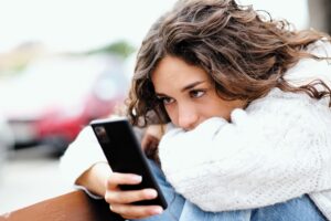 “My Boyfriend Is Being Distant” – 7 Possible Reasons + What To Do