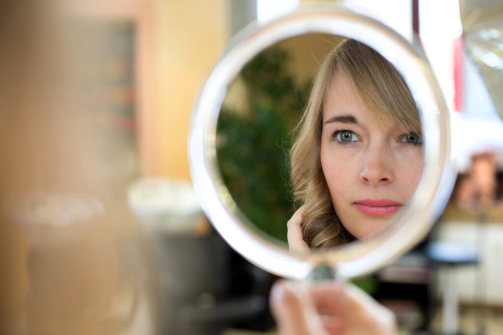 7 reasons why you don't recognize yourself in the mirror (+ what to do)