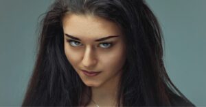12 signs someone is a backstabber (and you need to protect yourself)