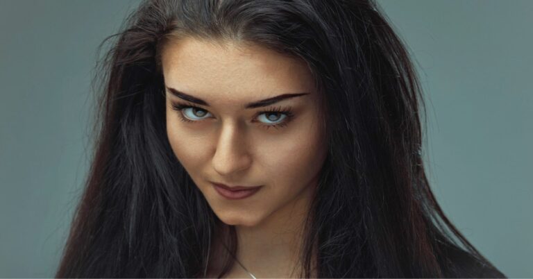 12 signs someone is a backstabber (and you need to protect yourself)