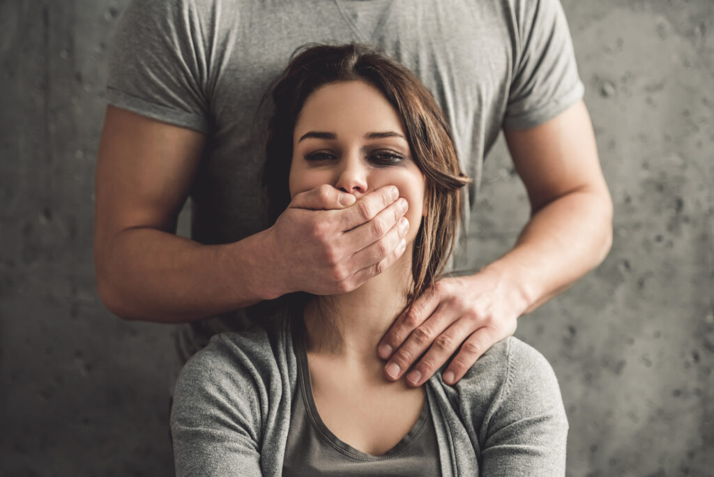 10 early signs of a controlling man (back away from him if you see these)