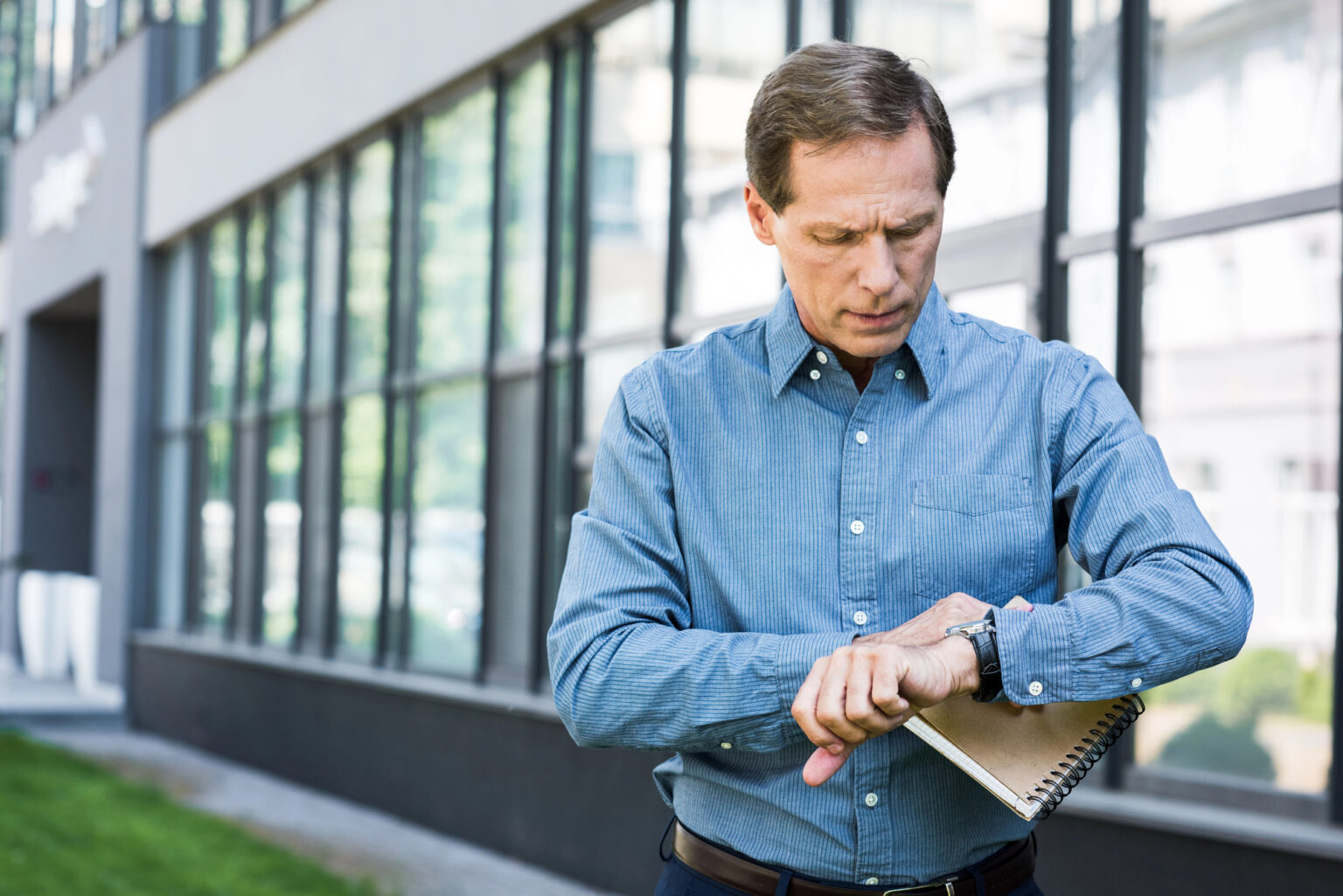 19 signs a man is silently struggling and needs your support