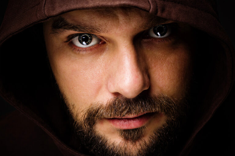 10 Signs Of An Untrustworthy Person