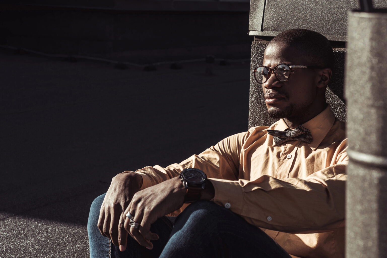 19 signs a man is silently struggling and needs your support