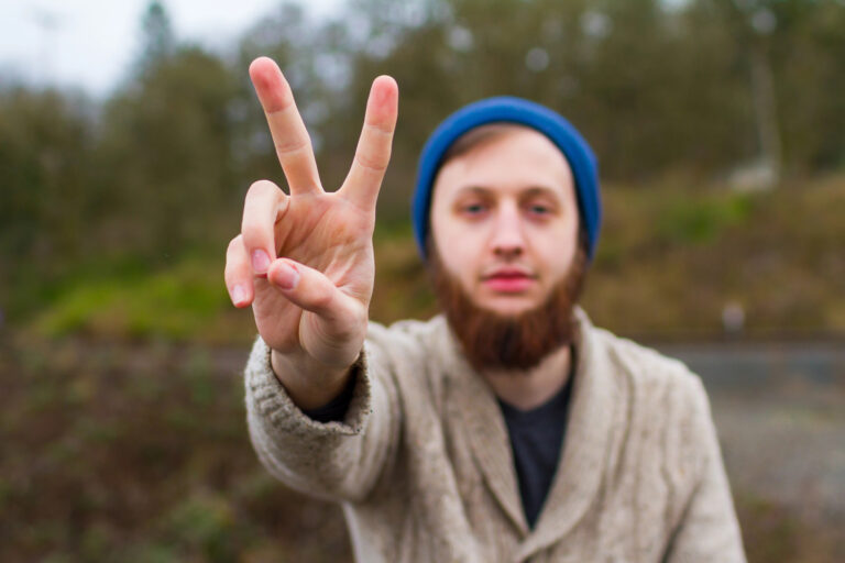 People who secretly despise authority often demonstrate these 11 behaviors