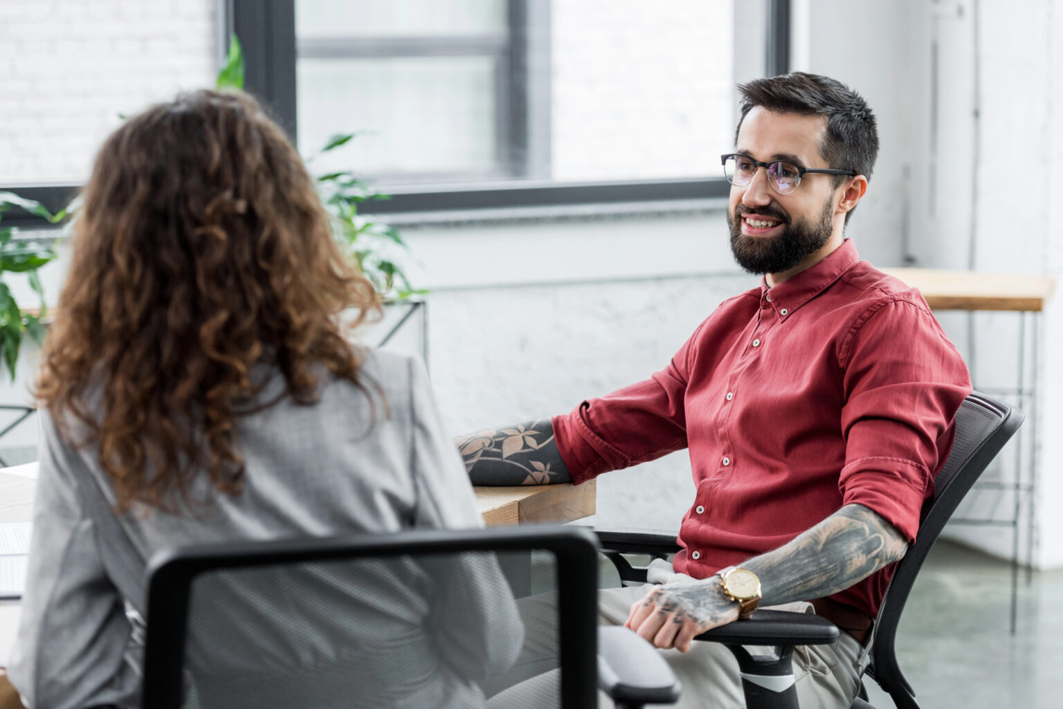 12 Behaviors That Signal A Friendly Person Has A Hidden Agenda