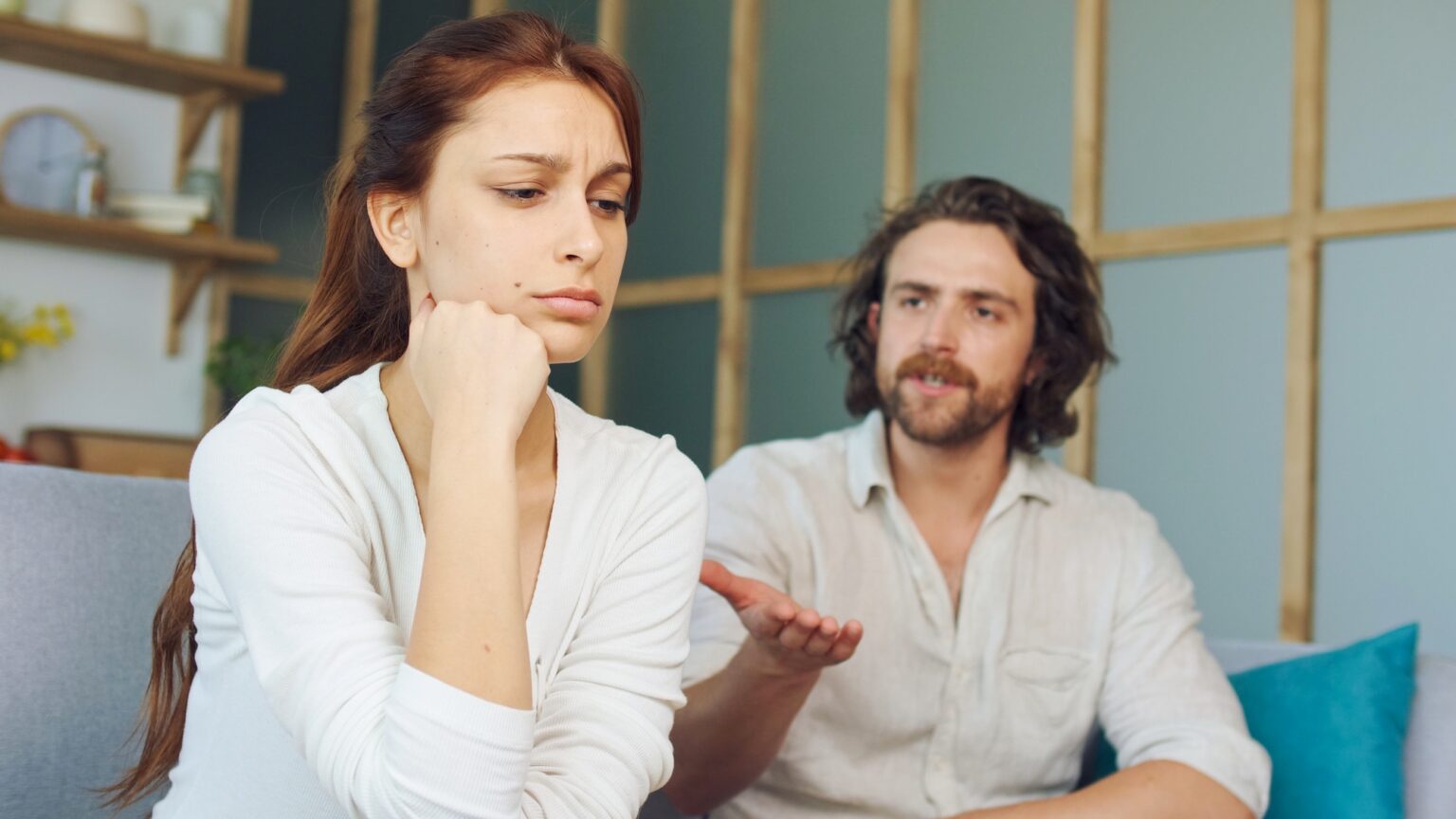 11 Behaviors Of Someone Who Claims To Care About You But Is Actually ...