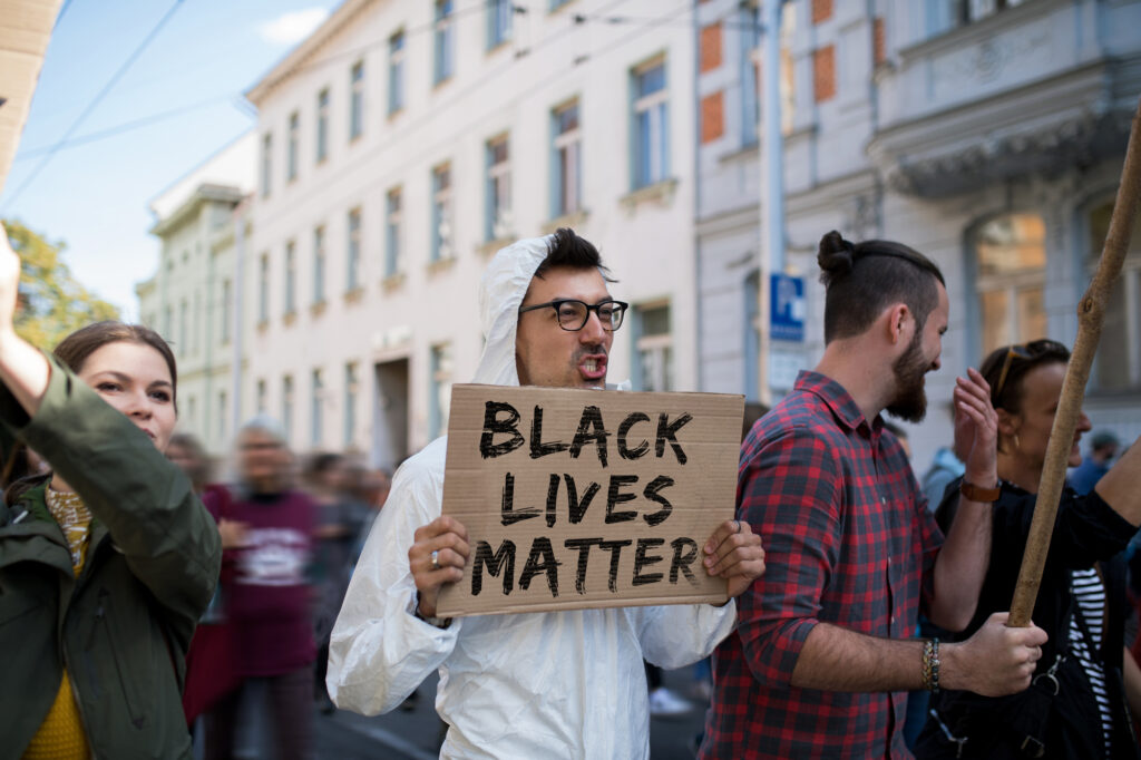 People who secretly despise authority often demonstrate these 11 behaviors