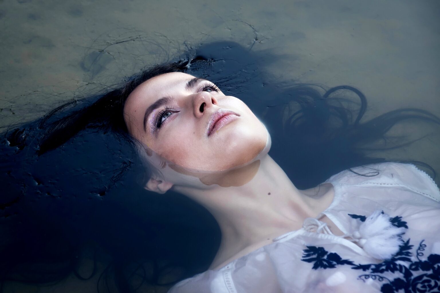 People who can't let go of the past often display these 10 behaviors