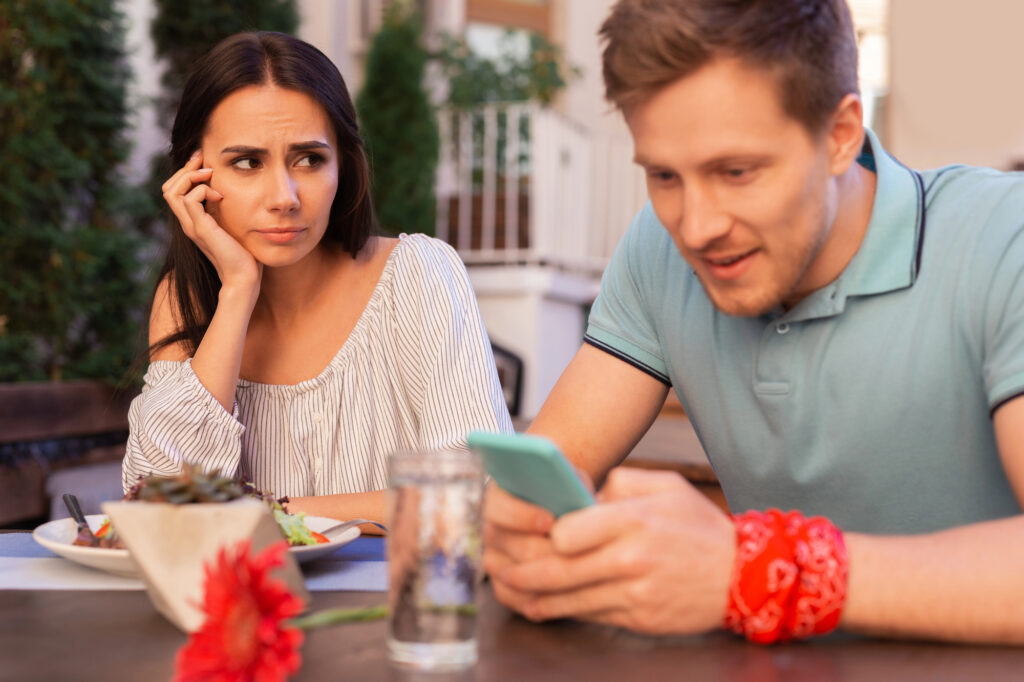 10 signs a guy is definitely not over his ex (these are dead giveaways)
